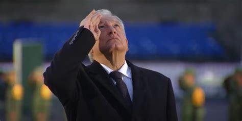 AMLO iza bandera a media asta en memoria de las víctimas de los sismos