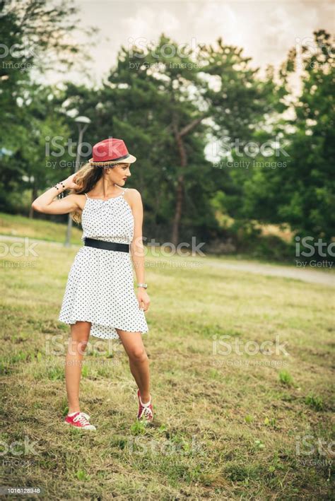 공원에 있는 재미 모자와 아름 다운 여자 및 자유 시간을 즐길 수 20 29세에 대한 스톡 사진 및 기타 이미지 20 29세 곱슬 머리 공원 Istock