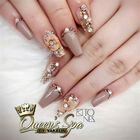 Uñas Negras Con Piedras Doradas