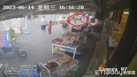 「車別開進十分老街」女導遊勸阻慘被飛踢重摔 兇狠畫面曝 Ettoday新聞雲 Line Today