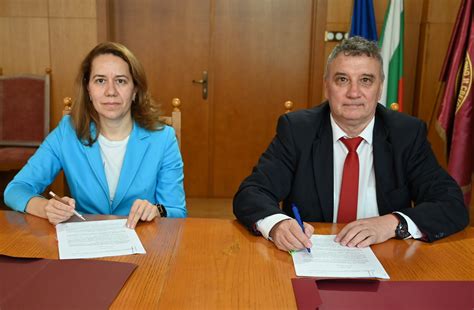 УНСС Подписан е и договорът за обзавеждане на университетската библиотека