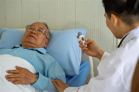 흰색 가운과 청진기를 입고 아시아 의사 진단 침대에 늙은 환자 2명에 대한 스톡 사진 및 기타 이미지 2명 30 39세