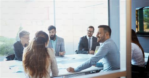 현대적인 회의실에서 열리는 기업가 및 비즈니스 사람들 회의 사진 Unsplash의 세르비아 이미지