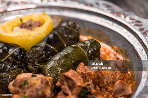 이드 무바라크 전통 라마단 이프타르 저녁 식사 나무 파란색 배경에 정통 소박한 요리에 맛있는 음식을 모았습니다 터키 보스니아