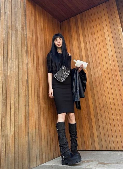 패션엔 나나 마네킹 몸매 자랑 감탄 부르는 초밀착 오프숄더 원피스핏