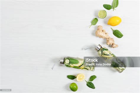 흰색 나무 테이블 상단보기에 유리 스포츠 병에 레몬 라임 생강 오이와 물을 주입 해독 디톡스에 대한 스톡 사진 및 기타 이미지