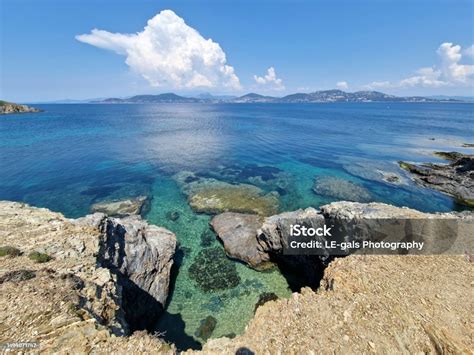 프랑스의 코트다쥐르 해안 프랑스 리비에라 맑고 푸른 지중해의 물과 화창한 봄날의 가파른 절벽에 식물 0명에 대한 스톡 사진 및 기타 이미지 Istock