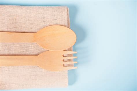 환경 친화적 인 일회용 주방 용품 은 칼 붙이 나무 포크와 면 걸레에 숟가락 생태 학적 개념 폐기물 제로 맨 위 보기 공간을