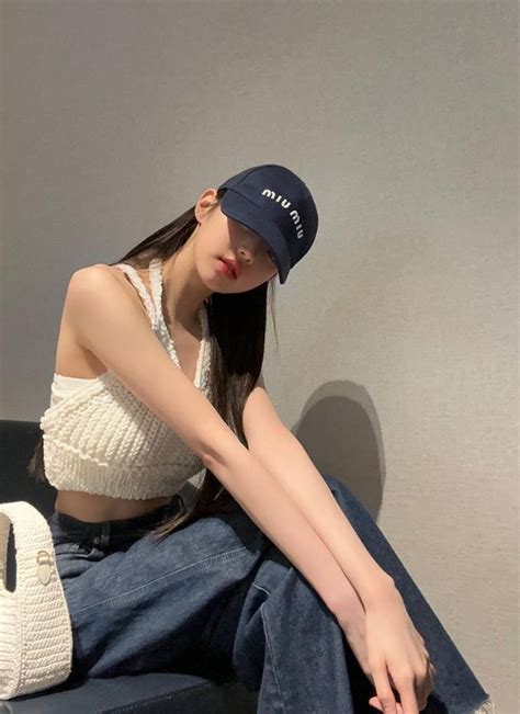패션엔 아이브 장원영 옆태가 예술 호리호리 홀터넥 니트톱 섬머 데일리룩