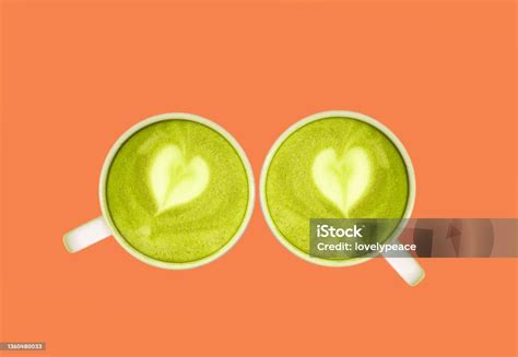오렌지 배경에 고립 된 하트 모양의 라떼 아트와 말차 녹차 한 쌍 녹색에 대한 스톡 사진 및 기타 이미지 녹색 마실 것 하트 모양 Istock