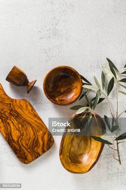 화이트 식탁 및 올리브 나무의 가지에 올리브 나무에서 나무 기구 에코친화적인 주방 가정 생활에 대한 스톡 사진 및 기타 이미지 가정 생활 가정 주방 가정의 방