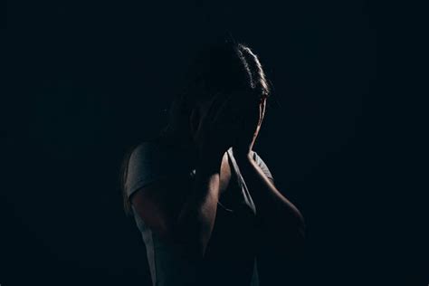 悲伤的女人在黑暗的房间抑郁症和焦虑症的概图片 包图网企业站
