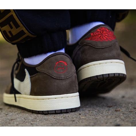 J1 X Travis Scott Jordan บาสเก็ตบอลทรงต่ำสำหรับผ้าใบผู้ชายพร้อมกล่องถุง