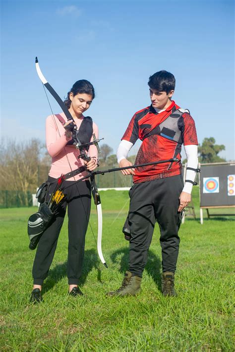 경쟁 곡궁 궁수 기술 낮 뒤로 레저 레크리에이션 리본 메 마나 목표 연습 복합 활 불스아이 소녀 숲 스포츠 실외 활동 야외 활동 야외에서