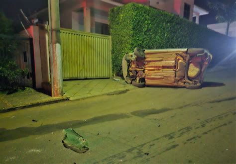 Motorista Sintomas De Embriaguez Bate Em Dois Carros E Deixa Um