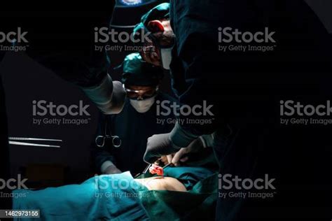 무균 수술실에서 환자에게 수술을 수행하는 수술팀 가정의 방에 대한 스톡 사진 및 기타 이미지 가정의 방 간호사 건강관리와