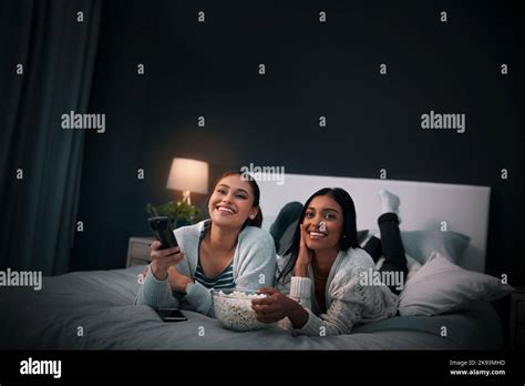 Wir Lieben Küken Flick Nächte Zwei Junge Frauen Essen Popcorn Während