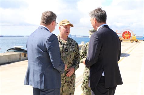 Ctf 74 Visits U S Submarine In Australia Commander U S 7th Fleet