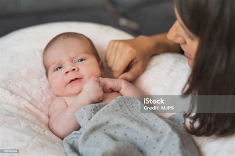 행복 한 어머니는 포옹을 주고 그녀의 귀여운 신생아와 함께 미소를 재생 합니다 가족 새로운 삶 어린 시절 시작 개념입니다 가족에 대한 스톡 사진 및 기타 이미지 Istock