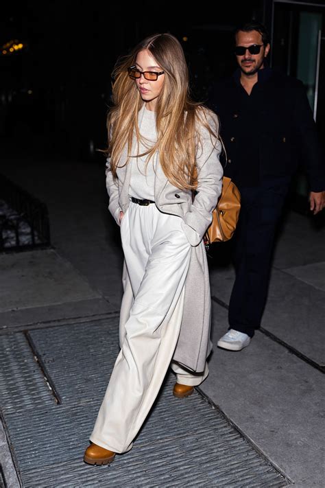 Sydney Sweeneys Go To Winter Accessory Works With Any Outfit Glamour Uk