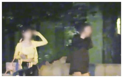 李晨杜淳结伴酒吧聚会，深夜派对结束才离开，还带俩美女回家