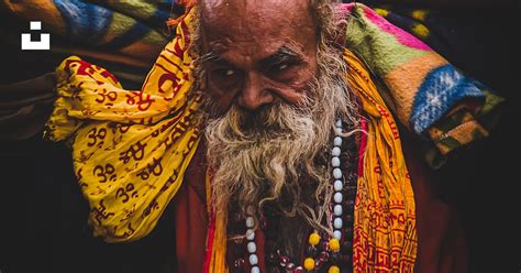 노란색 스카프를 두른 긴 수염을 기른 남자 사진 Unsplash의 무료 바라나시 이미지