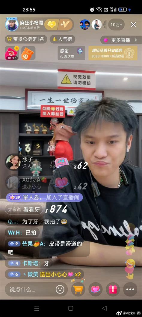 破億直播主賣包實測咬不爛！狂啃拉扯「牙齒秒噴飛」尷尬了