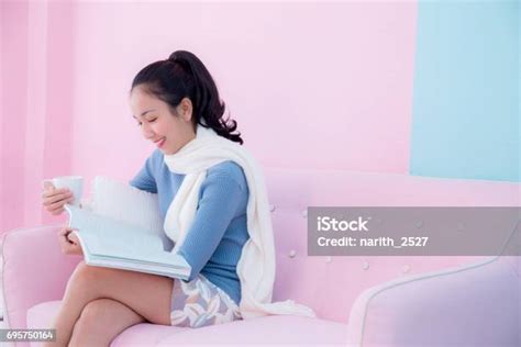 아름 다운 젊은 여 자가 책을 읽고 이며 복고풍 파스텔 스타일에 커피 한 잔 들고 귀여운에 대한 스톡 사진 및 기타 이미지
