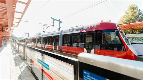 迎国庆出游高峰，北京有轨电车西郊线启用重联列车运营 北京市 列车 站台 新浪新闻