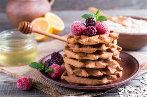 딸기와 꿀 나무 바탕에 아침 식사와 함께 신선한 수 제 와플 건강 한 아침 식사 0명에 대한 스톡 사진 및 기타 이미지 0명 과일 꿀 Istock