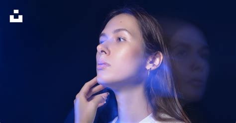 白いシャツを着た女性の写真 Unsplashの無料衣類写真
