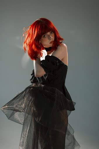 멋진 빨간 머리 여자 창백한 피부와 검은 드레스를 입은 붉은 머리를 가진 고딕 양식의 여성 스튜디오에서 목에 목걸이를 신는다 고딕 양식의 모습 할로윈을위한 의상 20 29