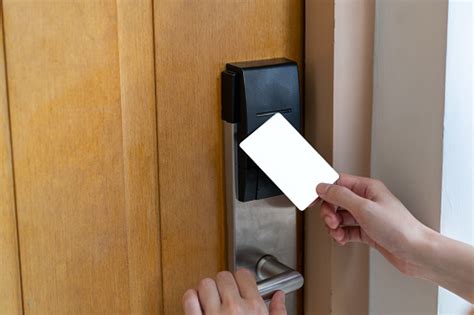 門門門控制 女人手握白色模型鑰匙卡鎖和解鎖門數字門鎖 照片檔及更多 人 照片 人 人手 人體部分 Istock