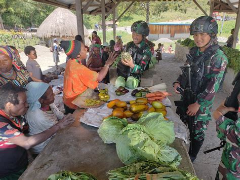 Anjangsana Ke Pasar Tradisional Satgas Yonif KJ Borong Hasil Kebun Mama Papua NASIONAL XPOS