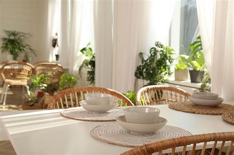 세련된 식탁과 방의 창문 근처의 고리 버들 의자 인테리어 디자인 0명에 대한 스톡 사진 및 기타 이미지 0명 가구 거실 Istock