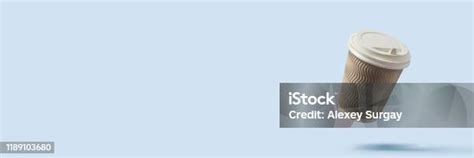 연한 파란색 배경에 공기에 비행 커피와 종이 컵 커피숍 컨셉 공중 부양 배너 갈색에 대한 스톡 사진 및 기타 이미지 갈색 공중 부양 광고 Istock