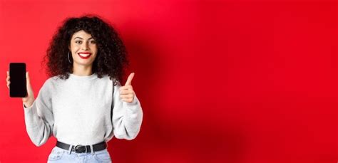 Portrait D une Jolie Femme Souriante Aux Cheveux Bouclés Montrant Un