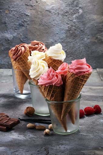 바닐라 냉동 요구르트 또는 소프트 아이스크림 와플 콘에 0명에 대한 스톡 사진 및 기타 이미지 0명 거품 내기 냉동 요구르트 Istock