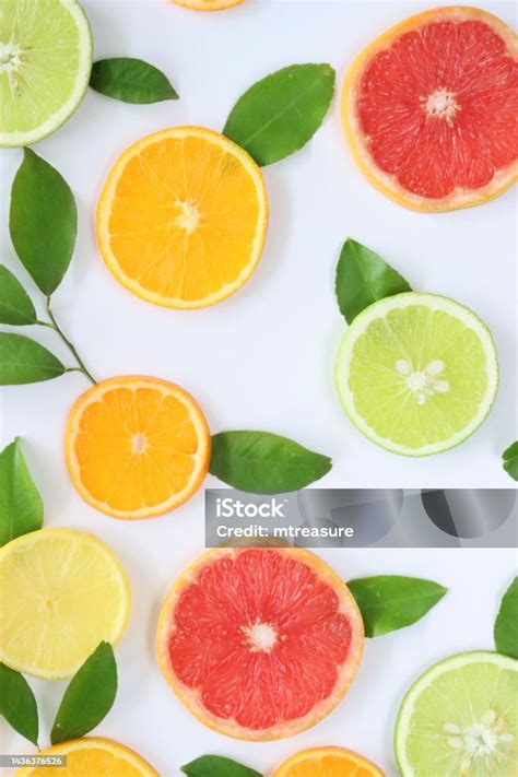 잎이있는 감귤류 과일 조각의 전체 프레임 이미지 분홍색 자몽의 단면 세비야 오렌지 레몬과 라임 흰색 배경 건강한 식생활 포스터 벽지 배경 디자인 상승 된 전망 레몬에 대한