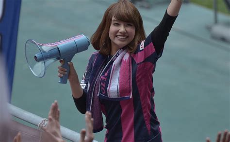サッカーユニを着た女子の激増する可愛さと性的魅力について考えても仕方ないからエロい目で見るwww ふっくら素人エロ画像