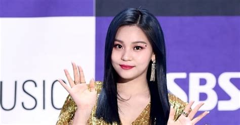 포토 여자친구 엄지 사랑스러운 손인사~