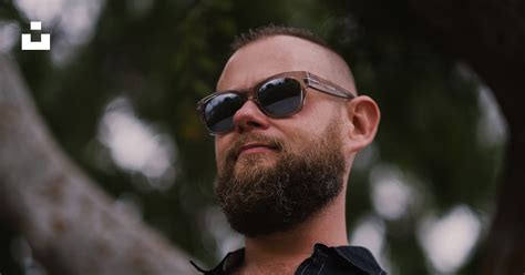 선글라스를 끼고 수염을 기른 남자 사진 Unsplash의 무료 남성 초상화 이미지