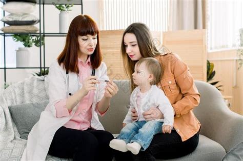 小儿科医师医生仔细检查婴儿女孩和听诊器校图片 包图网企业站
