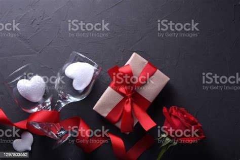 발렌타인 데이 배경 인사말 카드 사랑 기호 돌 배경에 안경과 빨간 장식 복사 공간과 텍스트가 있는 상단 보기입니다 플랫 레이