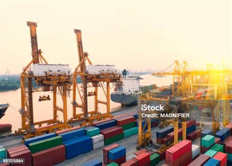 컨테이너 가져오기 내보내기 및 비즈니스 물류 크레인 무역 포트 선박 항구 화물 컨테이너 선박 공중 보기 물 수송 국제 쉘 해양 교통 물류 무역 포트 0명에 대한 스톡 사진