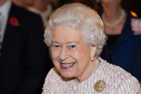 En qué gasta el dinero la Reina Isabel II Libre Mercado