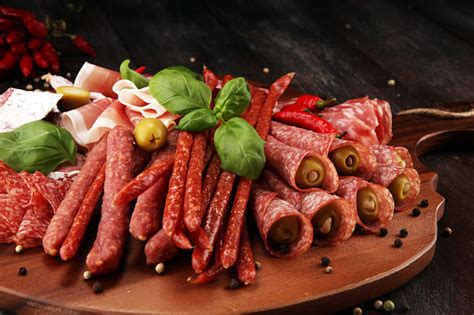 맛 있는 살라미 슬라이스 햄 Crudo 소시지 및 향미료의 음식 트레이 선택과 고기 플래터 0명에 대한 스톡 사진 및 기타