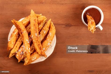 핫 초콜릿 전형적인 마드리드 일요일 아침 식사 전통적인 스페인 Porras 텍스트 배경에 어두운 소박한 나무 장소 위에서 촬영 0명에 대한 스톡 사진 및 기타 이미지