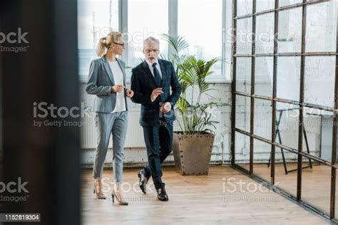 사무실에서 걷는 눈 안경에 사업가와 사업가의 선택적 초점 2명에 대한 스톡 사진 및 기타 이미지 2명 걷기 기업 비즈니스
