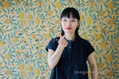 ハートの形を作る若い日本人女性 （人物）の写真素材 242750043 イメージマート